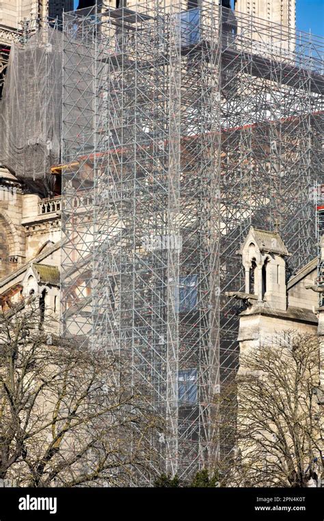 S Dseite Mit Einr Stung Beim Besuch Der Kathedrale Notre Dame De Paris
