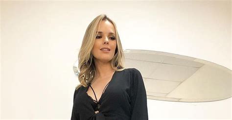 Thaeme Mariôto surge a barriga de fora em look e deixa fãs em