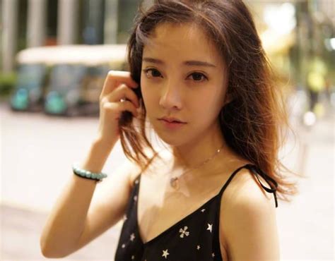 馮提莫曝性感旗袍寫真 身材嬌小玲瓏很是別致 壹讀