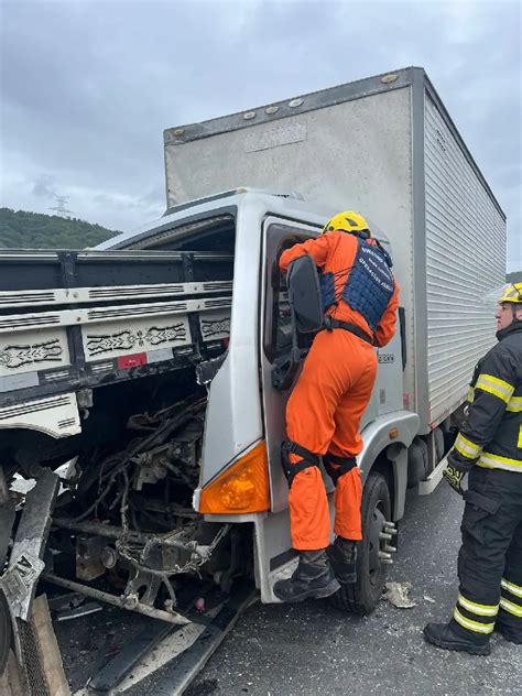 Grave Acidente Entre Caminh Es E Carro Deixa Uma Pessoa Ferida