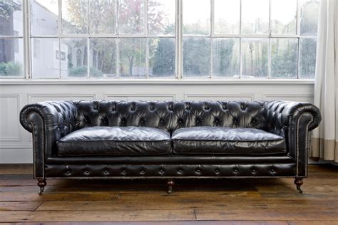 Canapé chesterfield en cuir noir vintage capitonné trois places