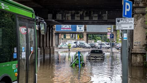 Nubifragio Su Milano Esonda Il Fiume Seveso Per Il Maltempo Chiuse Le