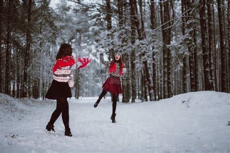 下雪天在户外扔雪球的漂亮女孩们高清图片下载 正版图片503671837 摄图网