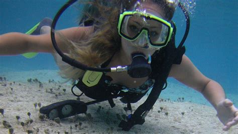 Pin By Leon Wolters On Scuba Ladies Duiksters Scuba Diver Girls Scuba Diving Underwater Fun