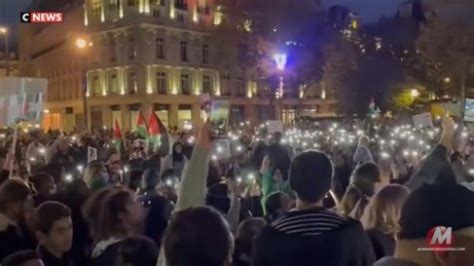 Allah Akbar scandé place de la République un cri de paix