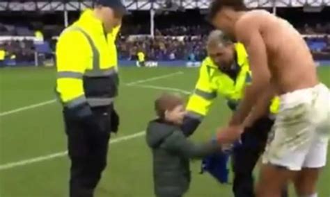 Un bambino fa linvasione di campo più bella della storia del calcio