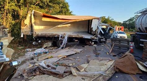 Acidente Feio Entre Tr S Carretas Deixa Um Motorista Morto E Outros
