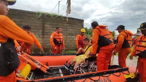 Tim SAR Evakuasi Wisatawan Terjebak Banjir Di Senggigi Tribunlombok