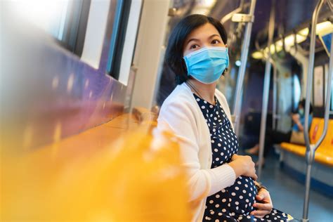 Tips Naik Kendaraan Umum Saat Hamil Momong