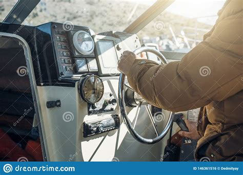 Mano Del Capit N Del Barco O Del Yate En El Volante Del Barco Y El