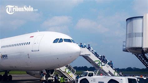 Pesawat Yang Jemput Jemaah Haji Asal Embarkasi Solo Jateng Kloter 39