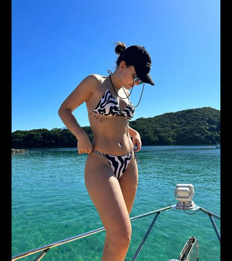 Foto Larissa Manoela exibiu o corpo em fotos de biquíni Purepeople