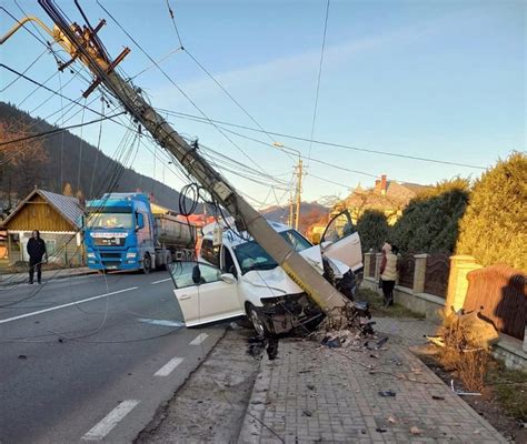 Doi adulți și trei copii au ajuns la spital după ce autoturismul în