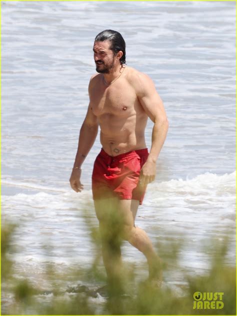 Orlando Bloom Shows Off Fit Physique During Day At The Beach In Santa