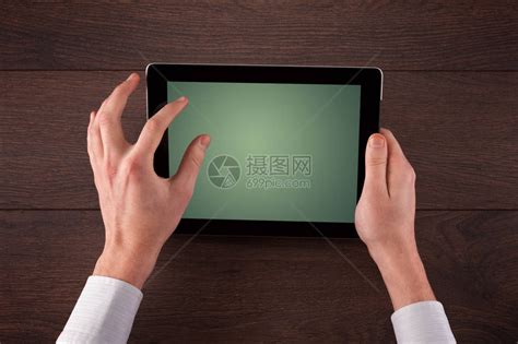 白种人商务手拿着普通平板电脑工作高清图片下载 正版图片505355206 摄图网