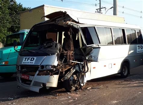 Acidente entre micro ônibus pacientes e caminhão de lixo deixa