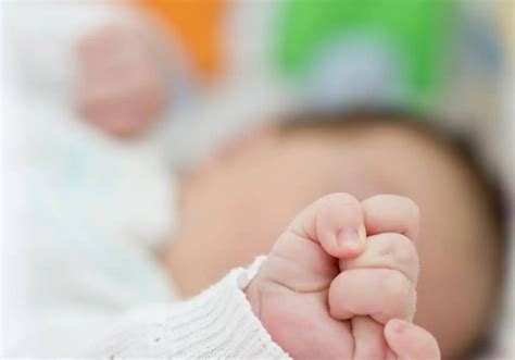 Una madre deja morir a su hija por extrema deshidratación tras