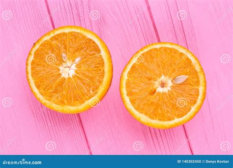 Naranja Madura Cutted En Dos Mitades Foto De Archivo Imagen De