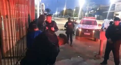 Vídeo mostra suspeito que invadiu casa e estuprou jovem sendo preso