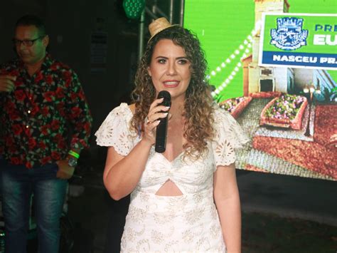 Início da pavimentação do bairro Alecrim I é acompanhado pela prefeita