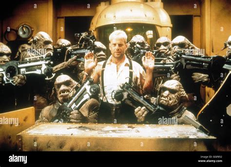 Das FÜnfte Element The Fifth Element Usa F 1996 Luc Besson Szene Mit Bruce Willis Korben