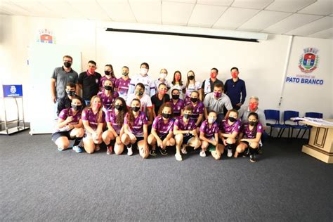 Prefeito participa da apresentação da nova atleta do Unidep Futsal Pato