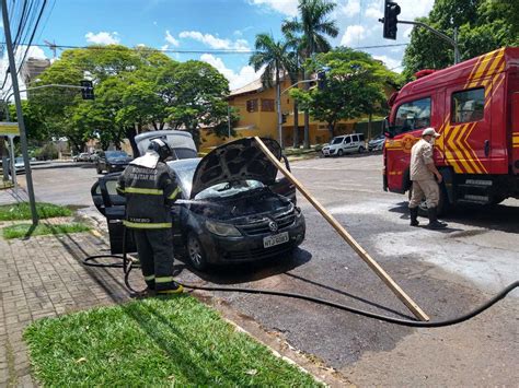 Vídeo carro pega fogo do nada e mutirão ajuda a apagar chamas