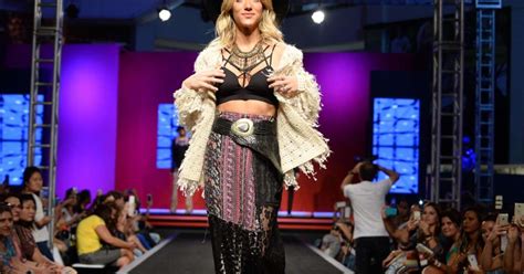 Giovanna Ewbank desfila em SP barriga sarada à mostra