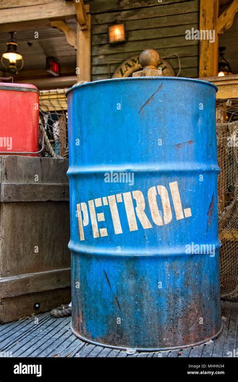 Le baril de pétrole huile sale drum Photo Stock Alamy