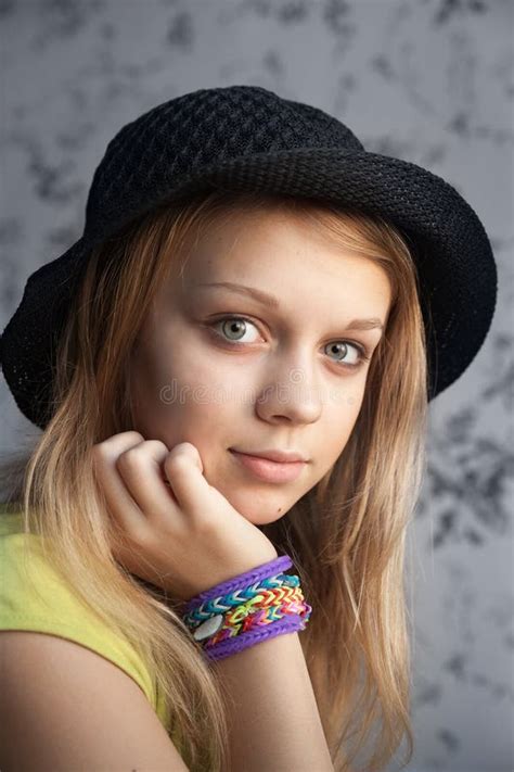Profilez Le Portrait De La Belle Adolescente Blonde Dans Le Chapeau