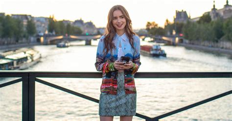 Emily in Paris Netflix joue le jeu de l autodérision dans cette vidéo