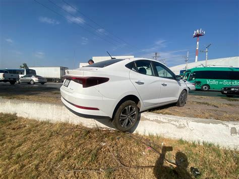 Auto se impacta contra tráiler y se sale del camino en Gómez Palacio