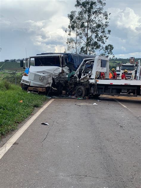 Acidente entre dois caminhões e um carro deixa motoristas feridos em