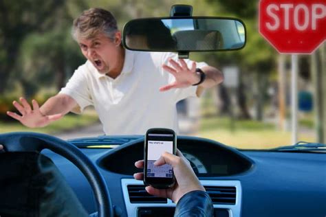 Celular Ao Volante Saiba Quando Você Corre Risco de Levar Multa
