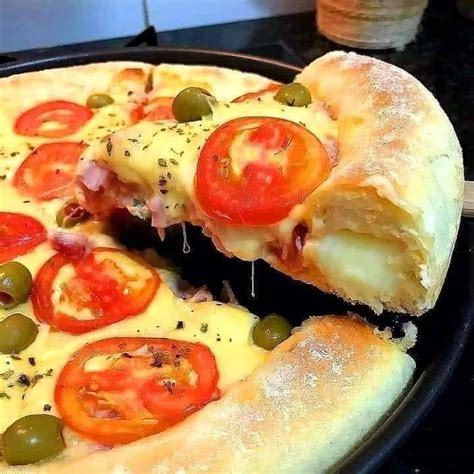 Como fazer pizza caseira borda recheada receita fácil e deliciosa