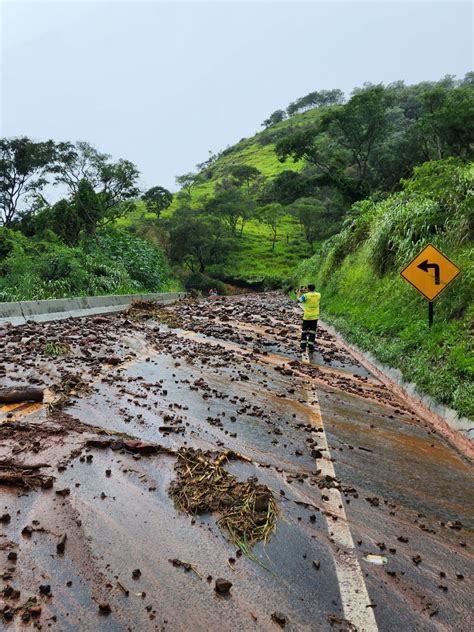 Deslizamento De Terra Interdita Trecho De Rodovia Entre Santa Maria Da