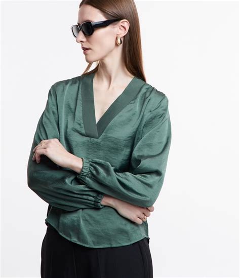 Blusa Acetinada Decote V E Mangas Bufantes Verde