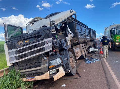 Acidente entre caminhões na BR 262 deixa motorista preso nas ferragens