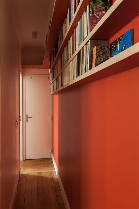 Un couloir haut en couleur dans un petit 3 pièces parisien réaménagée