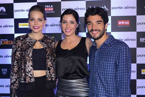 Foto Caio Blat e Letícia Colin posam ao lado da diretora do filme
