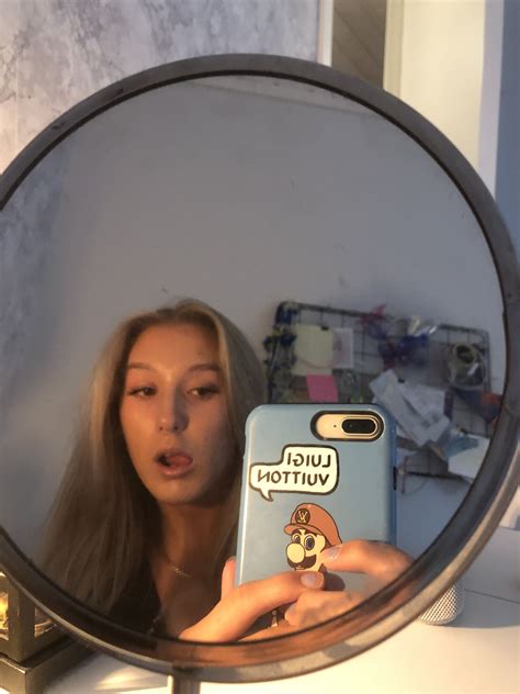 Linnpihlblad Mirror Selfie Selfie Photographer