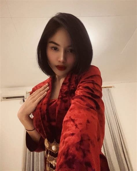 8 Potret Terbaru Jeje Slebew Ratu Citayem Fashion Week Dipuji Makin