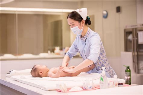 新生儿抚触 新生儿抚触好处 新生儿 抚触