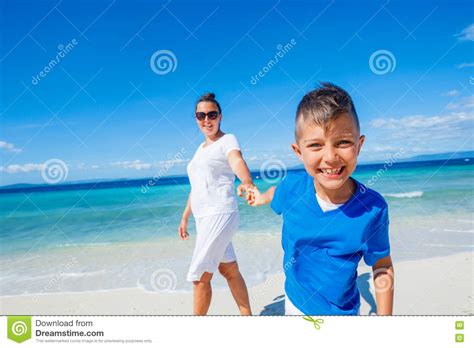 Familia Que Se Divierte En La Playa Foto De Archivo Imagen De Hembra