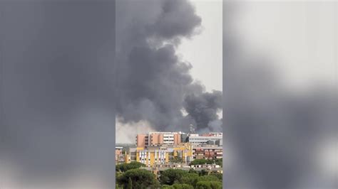 Roma Maxi Incendio In Via Ardeatina L Enorme Colonna Di Fumo Visibile