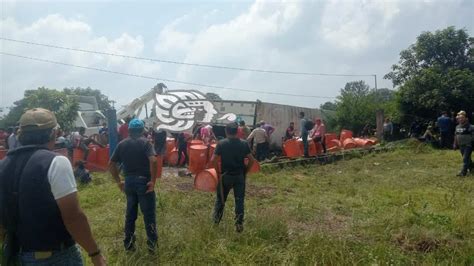 Vuelca tráiler en curvas de Rafael Lucio sobre la Xalapa Perote