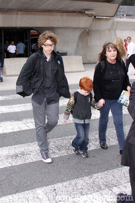 ANGUS T JONES FÃ No aeroporto de Washington dia 27 04