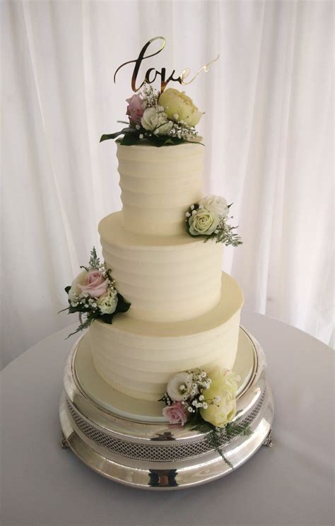 Tier Rustic Wedding Cake With Fresh Flowers Susie S Cakes