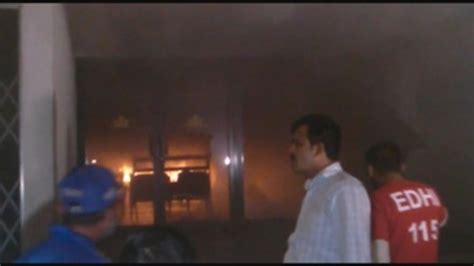 Un Incendio En Un Hotel En Karachi Deja Al Menos Muertos V Deo