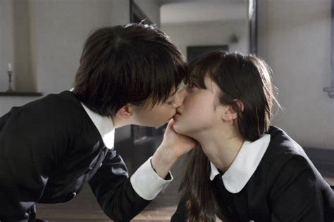 超美少女同士がキス美しすぎる禁断のカットが公開の画像シネマトゥデイ レズビアンカップル キス写真 キス カップル